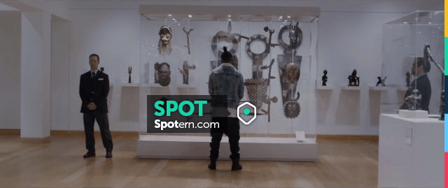 The T-Shirt worn by Erik killmonger (Michael B. Jordan) at the museum ...