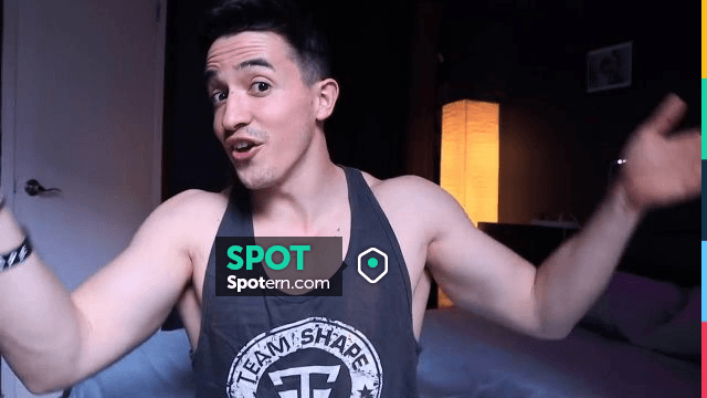 Le débardeur "Team Shape" de Tibo in Shape dans la vidéo "Notre Voyage en amoureux au Canada ...