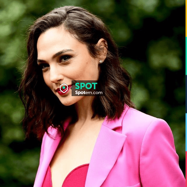 The lipstick Gal Gadot (Wonder Woman) on her post Instagram | Spotern