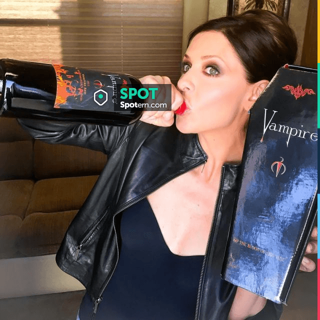 The Bottle Of Wine Vampire That Held Sarah Michelle Gellar On His 9250
