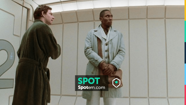 The shoulder bag of Ford Prefect (Mos Def) in H2G2 : The hitchhiker's ...