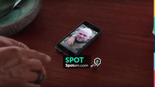 The ring cross of Lorraine Thomas Magnum (Jay Hernandez) in Magnum P. I ...