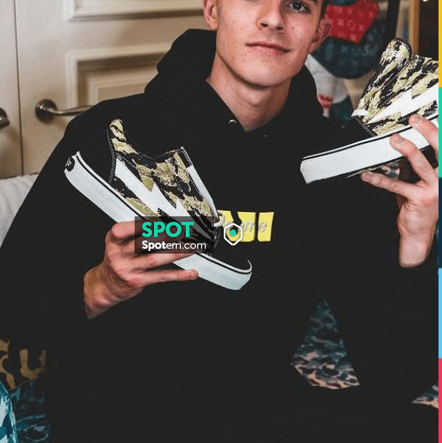 The Supreme box logo worn by Blake Linder on his post Instagram | Spotern