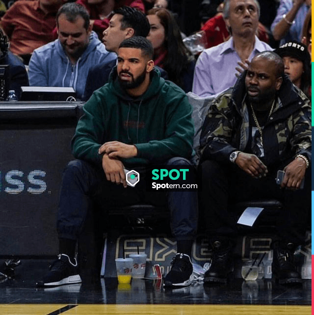 Le smartphone Apple iPhone X de Drake sur un post Instagram | Spotern