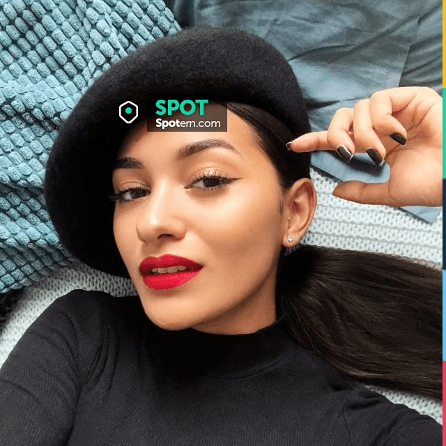 Le béret noir de Maile Akln sur son compte Instagram de @maileakln ...