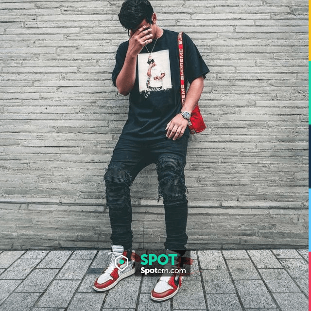 The Jordan 1 Off-White red door the youtubeur and influencer Ari Petrou ...