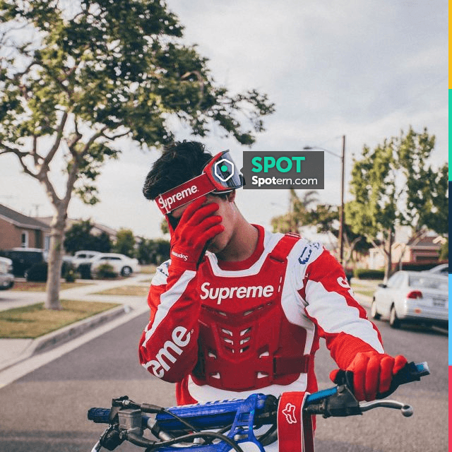 Las gafas moteras Supreme que lleva el YouTuber e influencer Ari Petrou ...