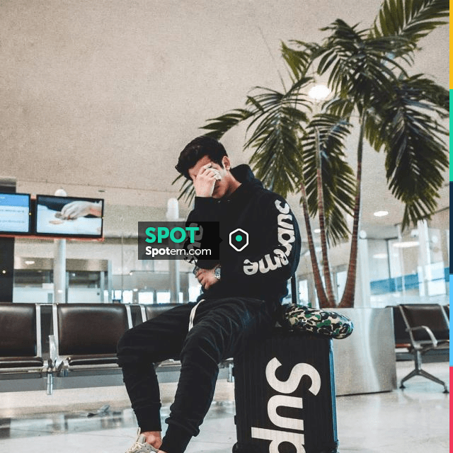 The hoodie Supreme Sideline of the youtubeur and influencer Ari Petrou ...