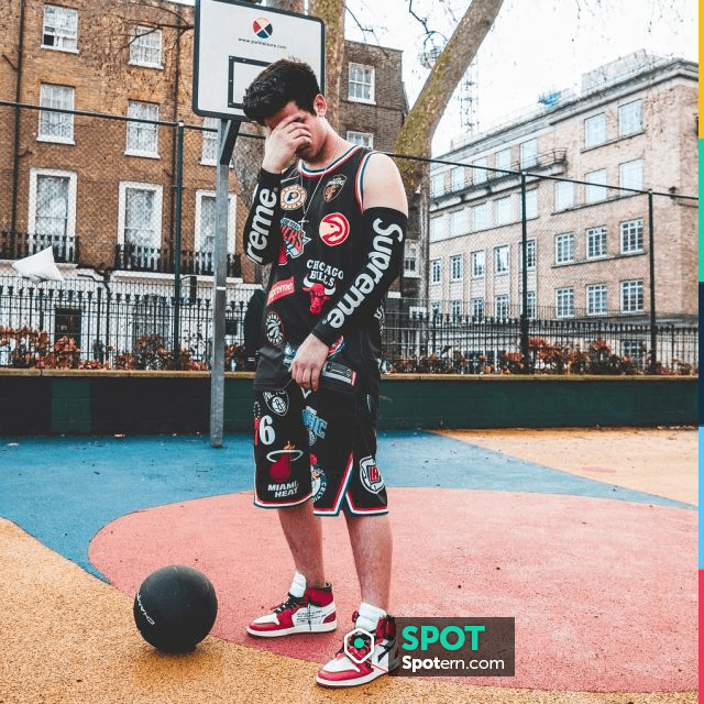 El Jordan 1 OW Chicago usado por el YouTuber e influencer Ari Petrou en ...