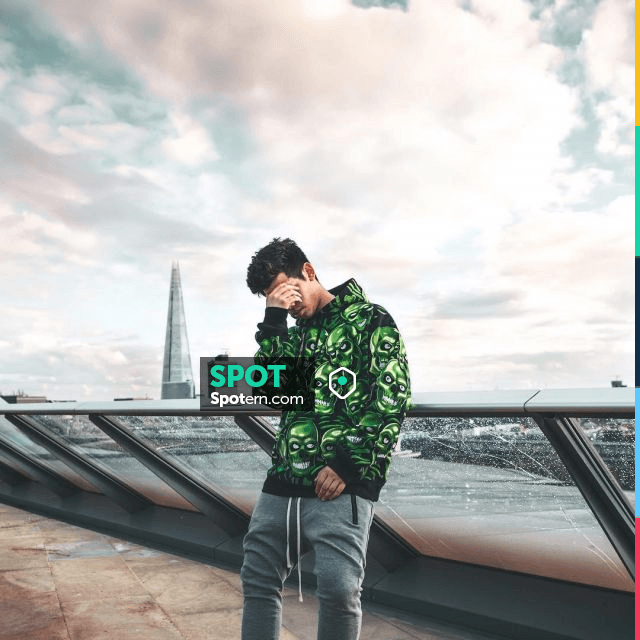 The sweat Supreme Skull that bears the youtubeur and influencer Ari ...