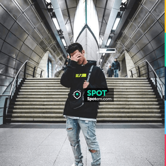 The bag SUpreme black SS18 of the youtubeur and influencer Ari Petrou ...