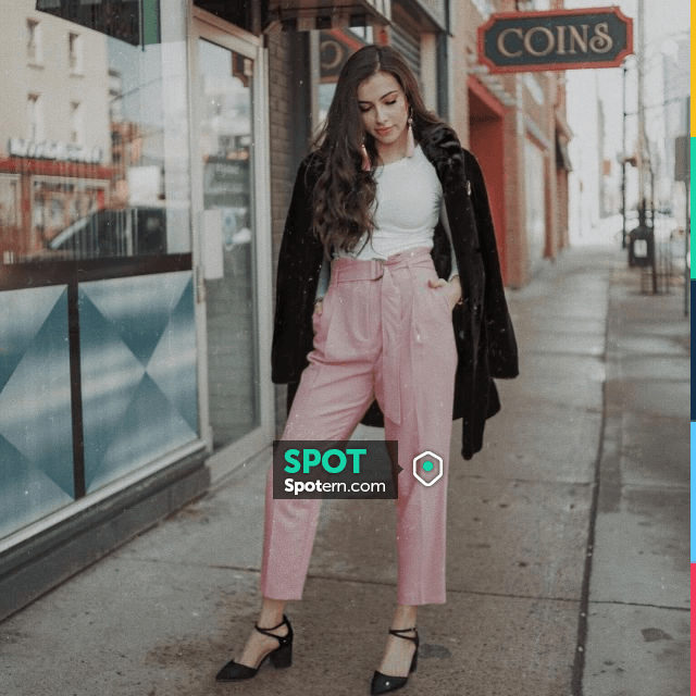 Le pantalon rose porté par Daniela M Biah sur son post Instagram | Spotern