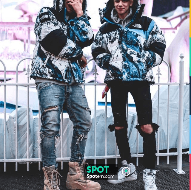 The AF1 Supreme World Famous of the youtubeur and influencer Ari Petrou ...