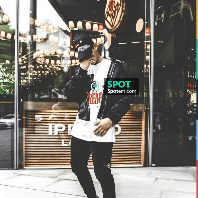 Le t-shirt Supreme scarface que porte l'influenceur et youtubeur ...
