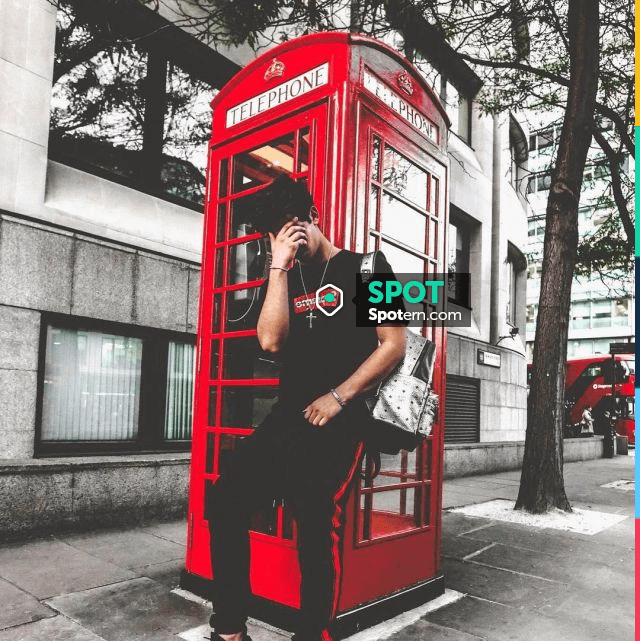 Le tee Supreme x CDG que porte l'influenceur et youtubeur anglais Ari ...