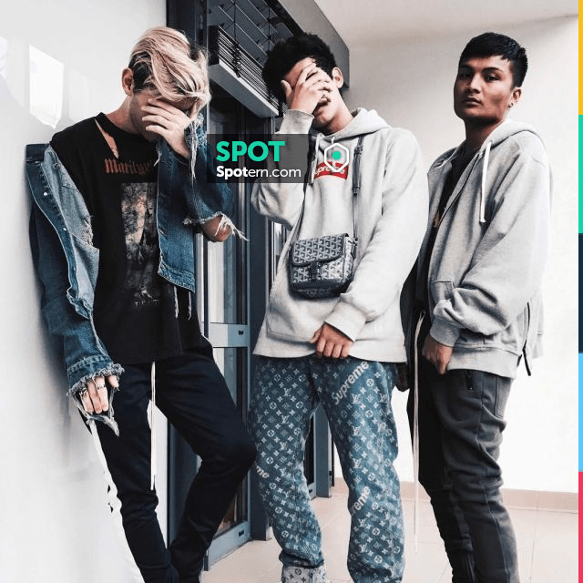 The bogo Supreme Grey and red that is on the influencer and youtubeur ...