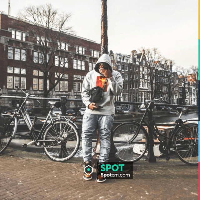 La Jordan 1 Retro shattered que porte l'influenceur anglais Vivian ...