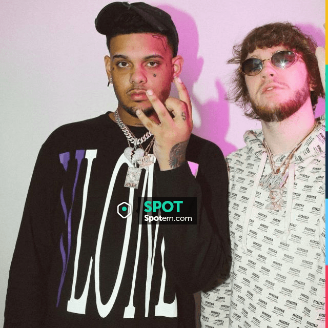 the t-shirt Long Sleeve black and purple seen on the account Instagram ...