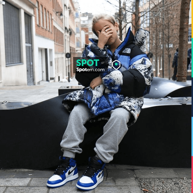 The coat-Supreme x TNF worn by the influencer The Golden Fly on her ...