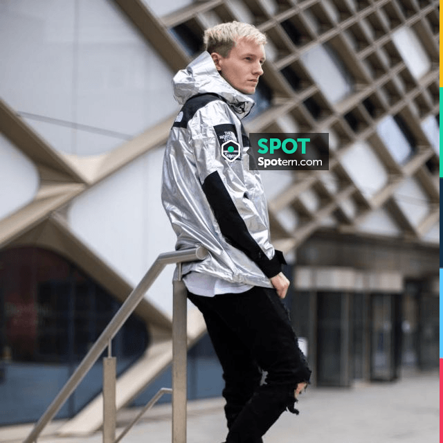 El abrigo Supreme que lleva el influencer Owaish SB en su Instagram ...