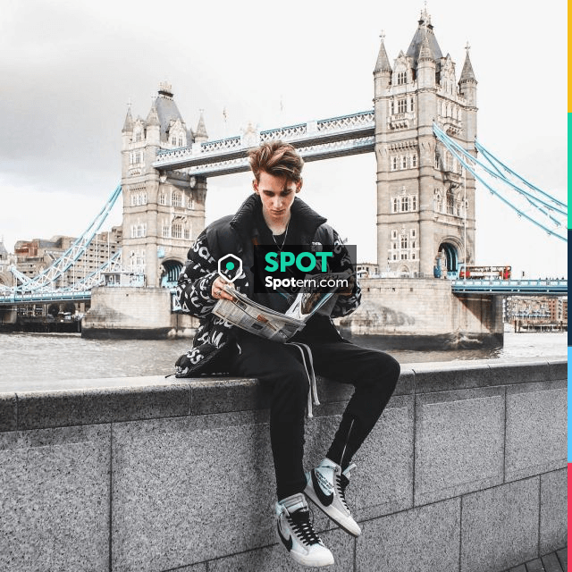 The black mantle of the Supreme that brings the influencer Max on his ...