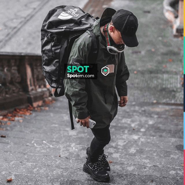 El abrigo verde oliva Supreme TNF que lleva el influencer Max "munich ...