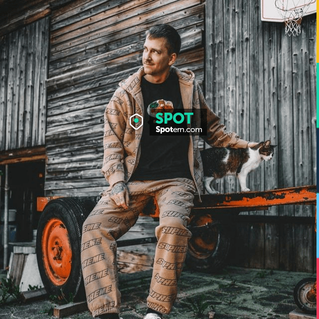 La sudadera con capucha marrón Supreme que lleva el influencer y ...