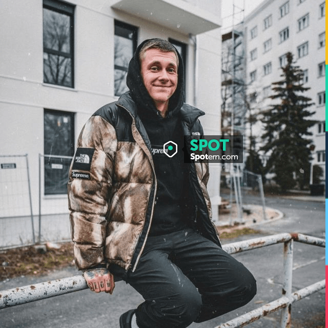 El logotipo de la sudadera con capucha negra Supreme que lleva el ...