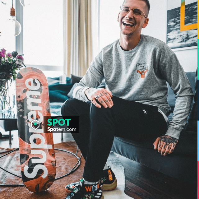 El monopatín Supreme Blood and Semen que lleva el influencer y youtuber ...