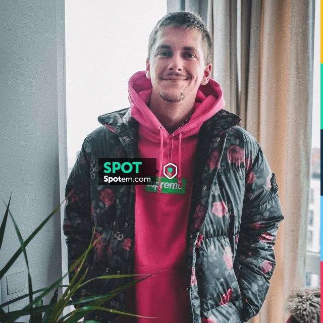 La caja con capucha con logo rosa que lleva el influencer y youtuber ...