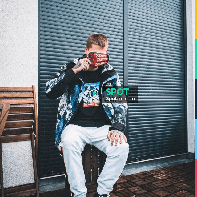 The tee black Supreme x TNF worn by the influencer and youtubeur Willy ...