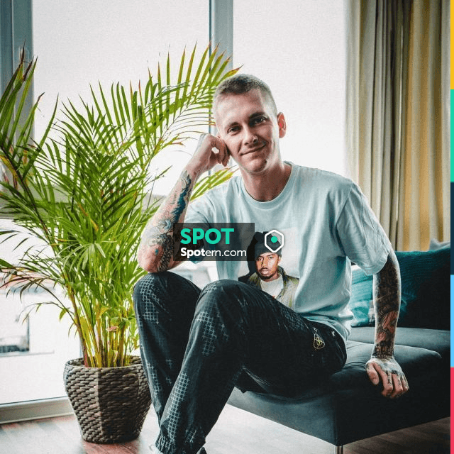 La camiseta azul pálido de Supreme Nas que lució el influencer y ...