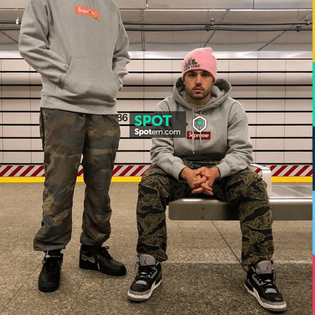 The hoodie Supreme box logo grey that is on the influencer Eric ...