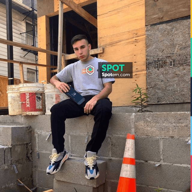 Le box logo Supreme que porte l'influenceur Robert Naftali sur son Instagram | Spotern