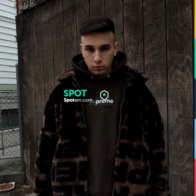 La sudadera con capucha Suprema negra que lleva el influencer Robert Naftali en su Instagram ...