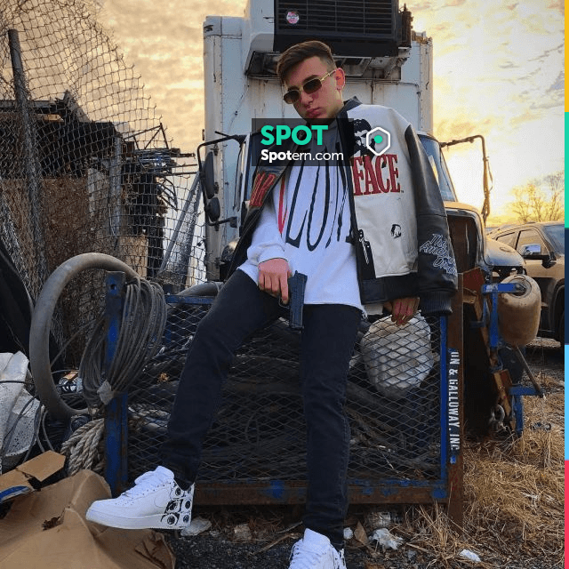 The mantle Scarface what does the influencer Robert Naftali on his Instagram | Spotern