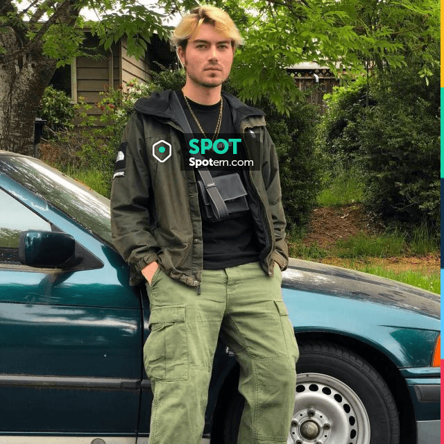 The coat Supreme TNF green olive that brings the influencer Kyan Ground ...