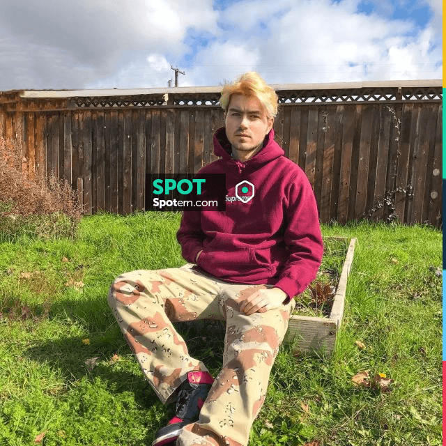 The hoodie-red Supreme what does the influencer Kyan Ground on her ...