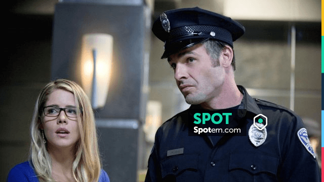 The replica of the Police badge of Starling City in Arrow S02E01 | Spotern