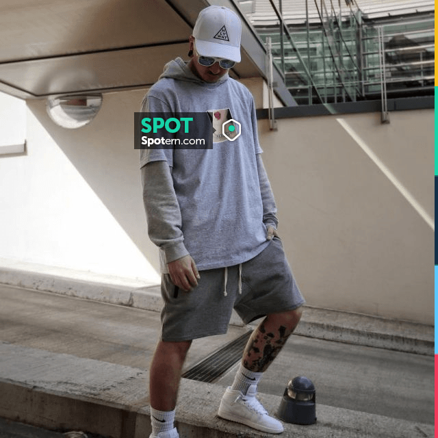 La camiseta gris del collar Supreme que lleva el influencer Tommeeblack ...