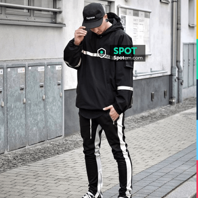 Le pullover Supreme réfléchissant que porte l'influenceur Tommeeblack ...