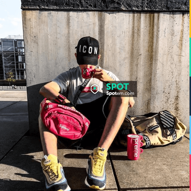 The t-shirt box logo Supreme that brings the influencer Hyped Jason on ...