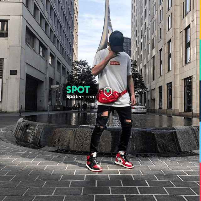 La sacoche rouge Supreme box logo que porte l'influenceur Hyped Jason ...