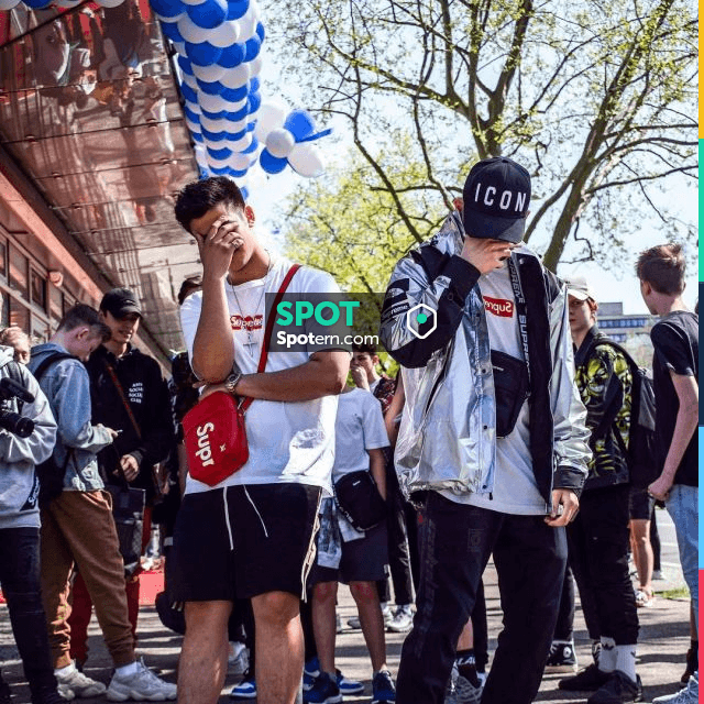 The jacket Supreme TNF metallic that bears the influencer Hyped Jason ...