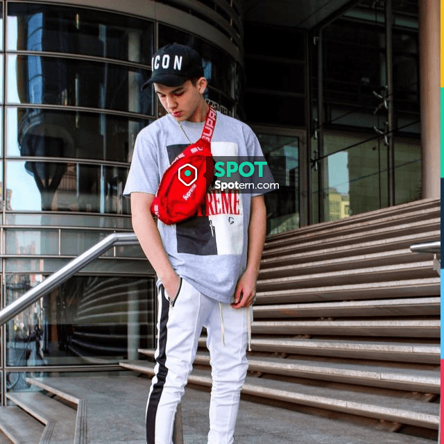 La banane rouge Supreme box logo que porte l'influenceur Hyped Jason ...