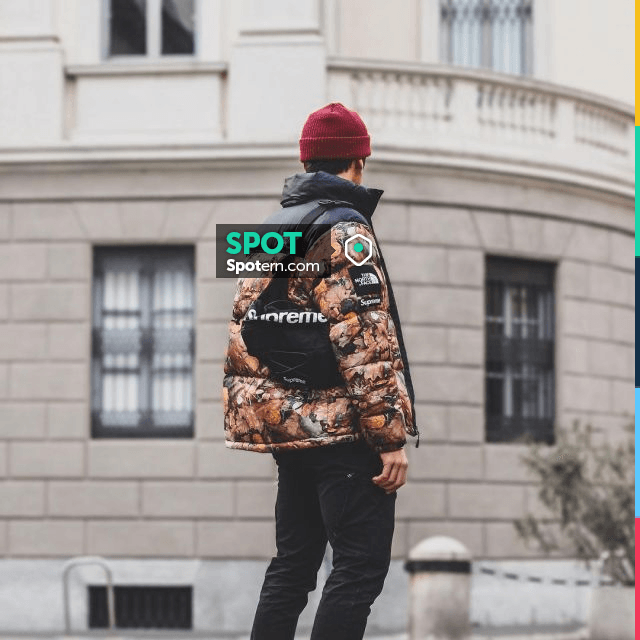 El abrigo Supreme TNF imprime hojas que el influencer Luca Santeramo ...