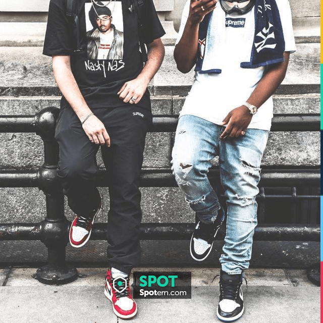 The jordan 1 Retro Chicago bears the influencer Vivian Frank on his ...