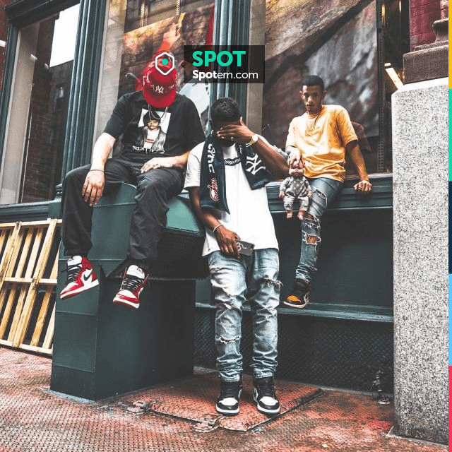 The red cap Supreme Yankees that brings the influencer Vivian Frank on ...