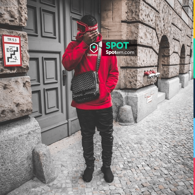 La sudadera de caja suprema con logo rojo que lleva la influencer ...