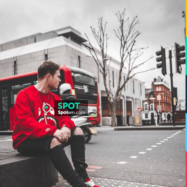 Le pull rouge Bape shark que porte Callum Hine sur son compte Instagram ...